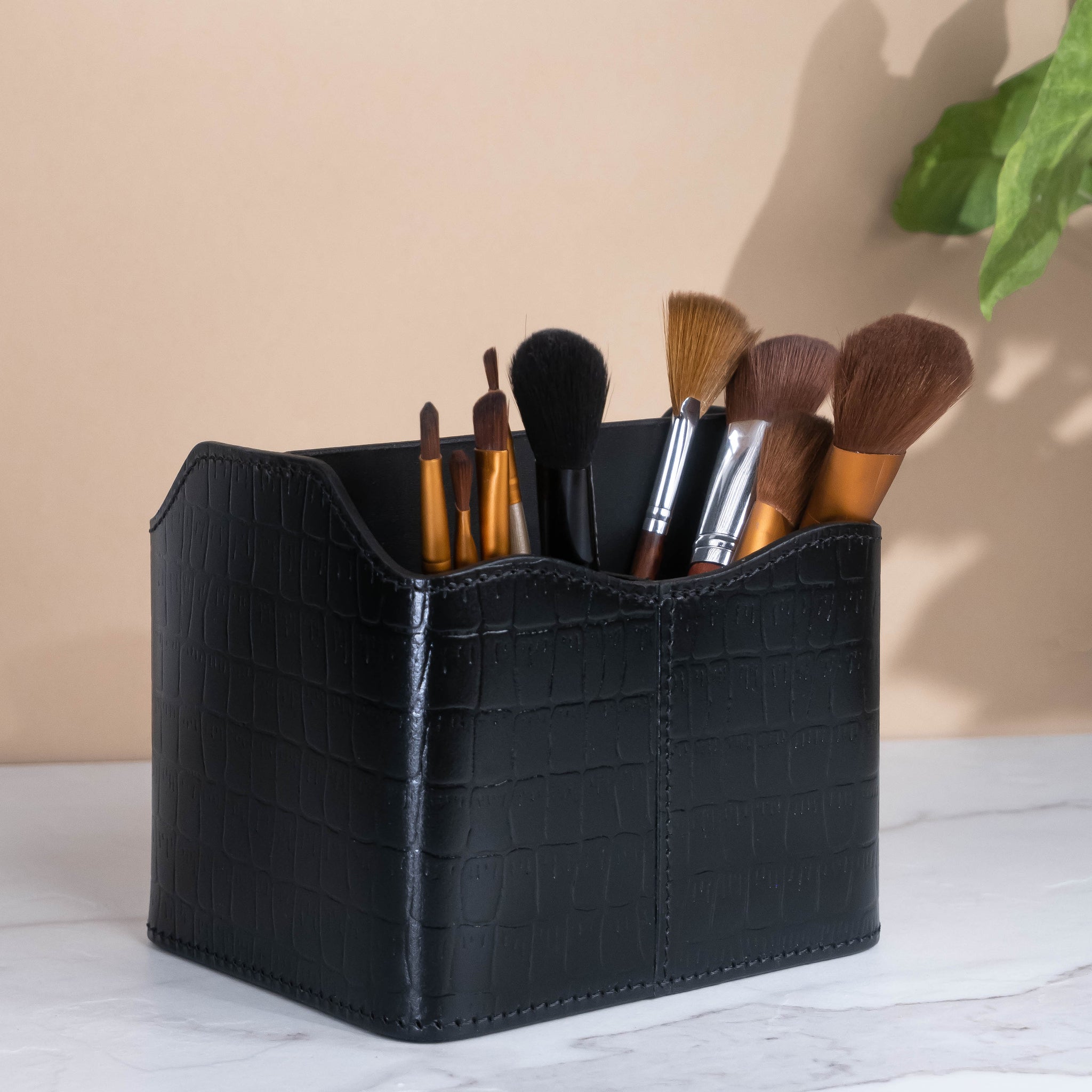 Remote Stand - Croco Black